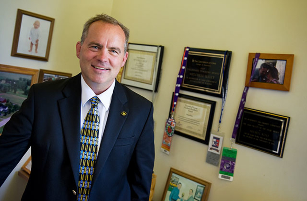 Kelly motivates students, earns Collegiate Teaching Award | Iowa Now ...