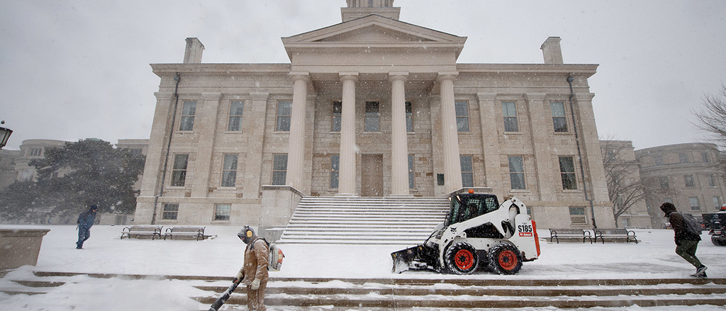 How the UI responds to snowy weather | Iowa Now - The University of Iowa